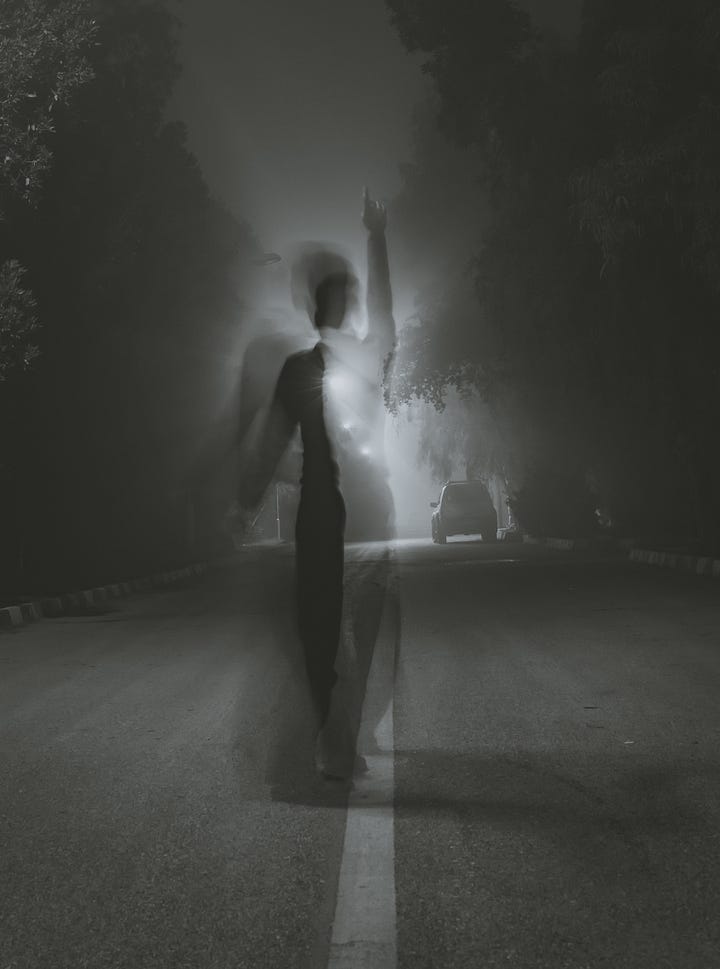 7 Signs That People Who Have Noticed Ghosts in Their Homes | Medium