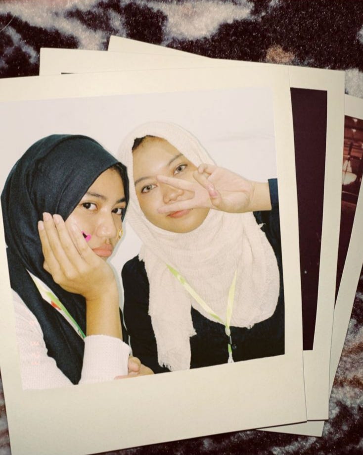 hehehehehe buat si yang suka warna kuning dan punya curut 🎀🫧 | by zifa | Medium