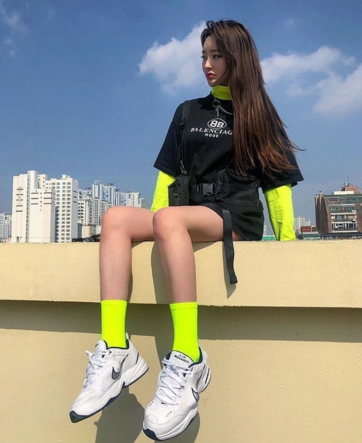 10 Padu Padan OOTD Neon, Style Nyentrik yang Bikin Kamu Tampil Beda ...
