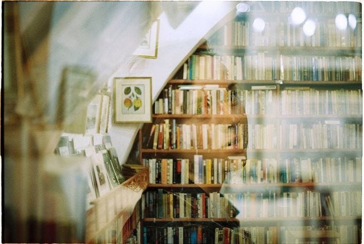 Ruang Sunyi di Sudut Perpustakaan | by Gadis Berpena | Sep, 2025 | Medium
