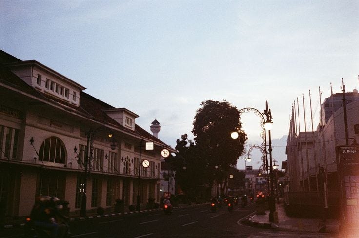 17 Mei 2023, Bandung. “Pa, aku di Bandung beberapa lama?” Ucap Hanindya ...