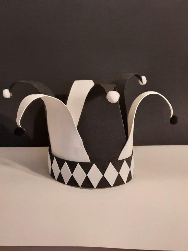 The Crowned Clowns' Masquerade. - Alter Iver - Medium