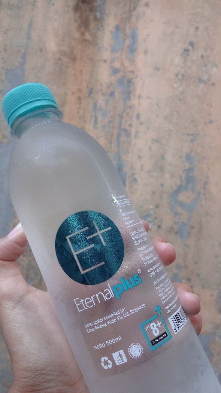 "Nih buat lo," ucap seseorang secara tiba-tiba menyodorkan sebotol air ...