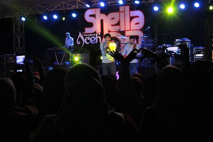 pensi. “Kamu nanti nonton di depan sini ya… | by biyabc | Medium