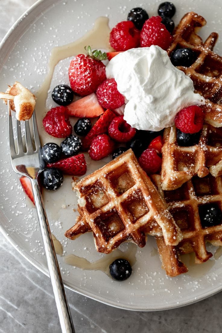 Waffle dan kebahagiaan Jeongin.. Jeongin tersenyum lebar ketika waffle ...