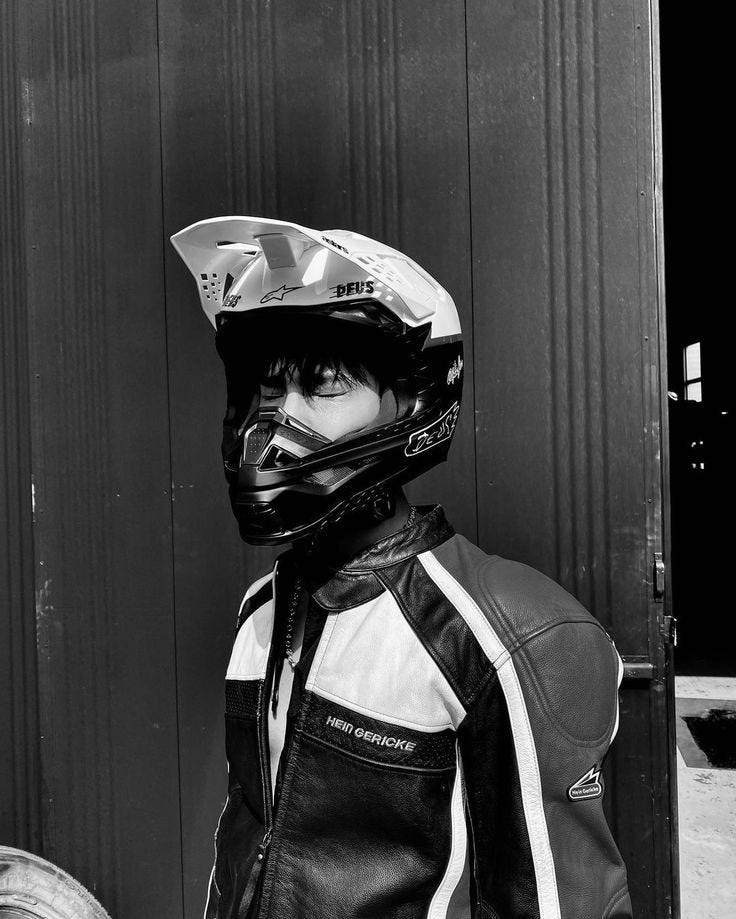 “Kenapa?” bersamaan dengan Mingyu yang membuka helm fullface-nya. “Mogok. Gak tau deh bingung ...