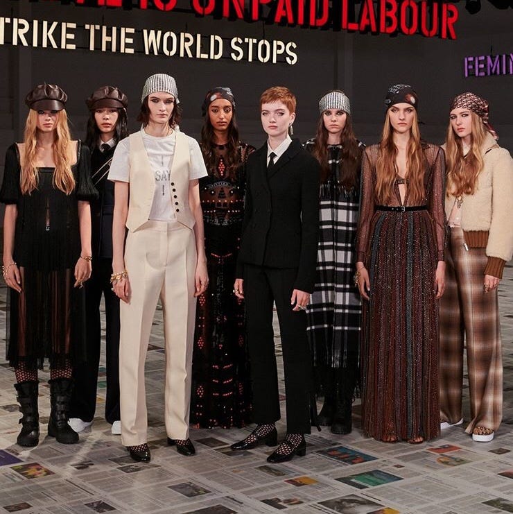 KOLEKSI DIOR AW20 DI PARIS FASHION WEEK – FEMINIS, SKENOGRAFI, DAN ...
