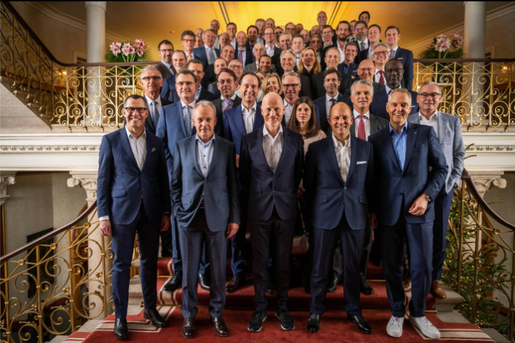 Marcel Stalder: Das Who is Who der Wirtschaft auf einer Treppe | by ...