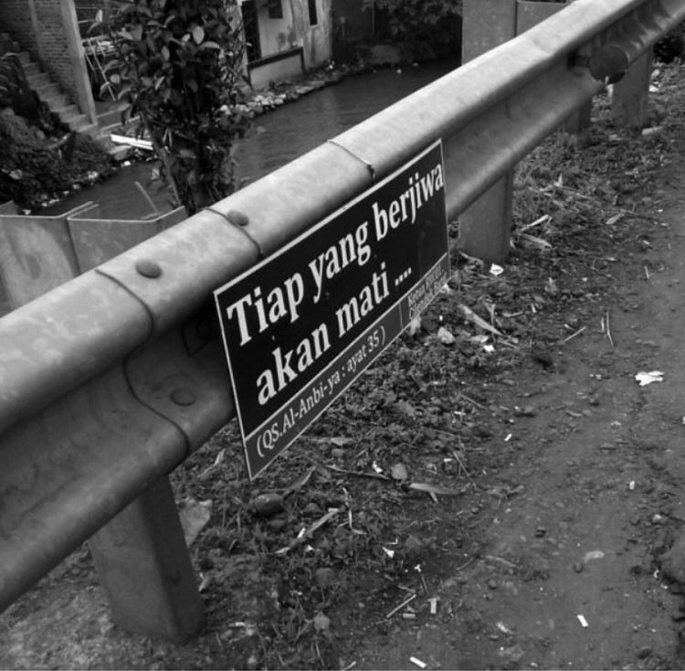 Mendekap putih dalam titik hitam - Wendi AF - Medium