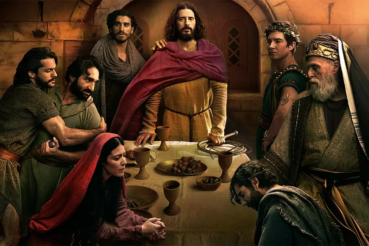 The Chosen Star Jonathan Roumie Calls the Sign of the Cross Scriptural ...