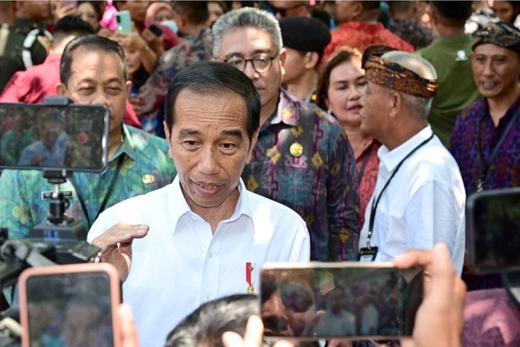 Pertemuan Jokowi Dengan Relawan Arus Bawah Jokowi Di Bali Momentum
