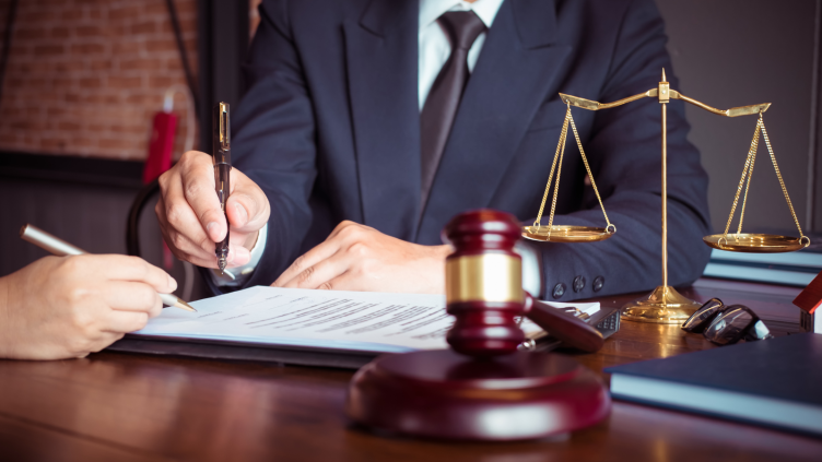 A British criminal barrister’s guide to pitching VCs. | by Claire Macmillan | Oct, 2023 | Medium