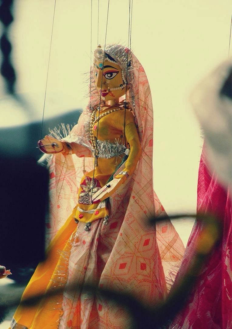 أسمر، حليوة، يفوح منه الياسمين، ويحمل قلبي بيده اليمين | by ڛمس ...