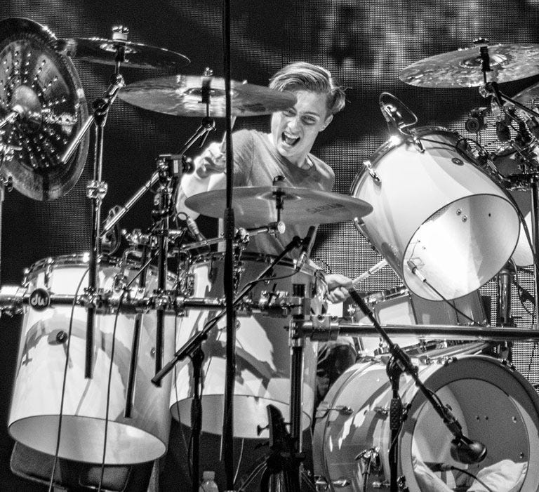 Chi è Nic Collins: Il Figlio del batterista dei Genesis Phil Collins ...