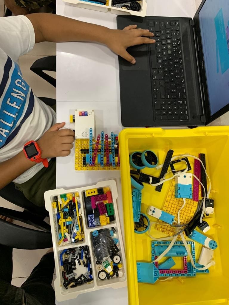 Best Programmable Robotics Kit for Beginners In 2022 | by OMOTEC - On ...