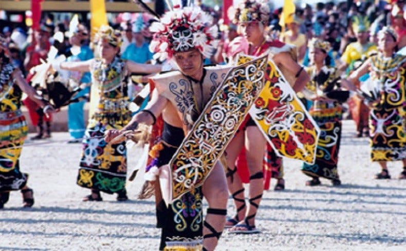 Tari Monong, Kalimantan Barat. Tarian dari Suku Dayak Kalimantan Barat ...