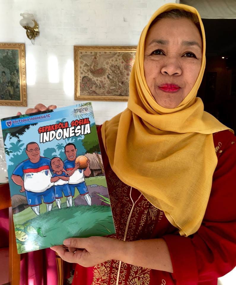 Ibu Yuli Mumpuni Widarso — Dubes RI untuk Spanyol, menerima Komik ...