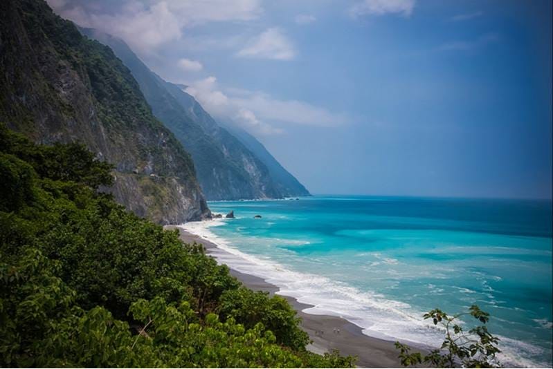 kayaking along the Qingshui Cliff in Taiwan | by OwlTing | Medium