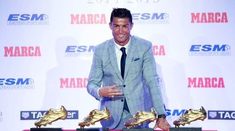 Ronaldo co may giay vang. Ronaldo có mấy giày vàng là chủ đề mà… | by 90phut | Medium