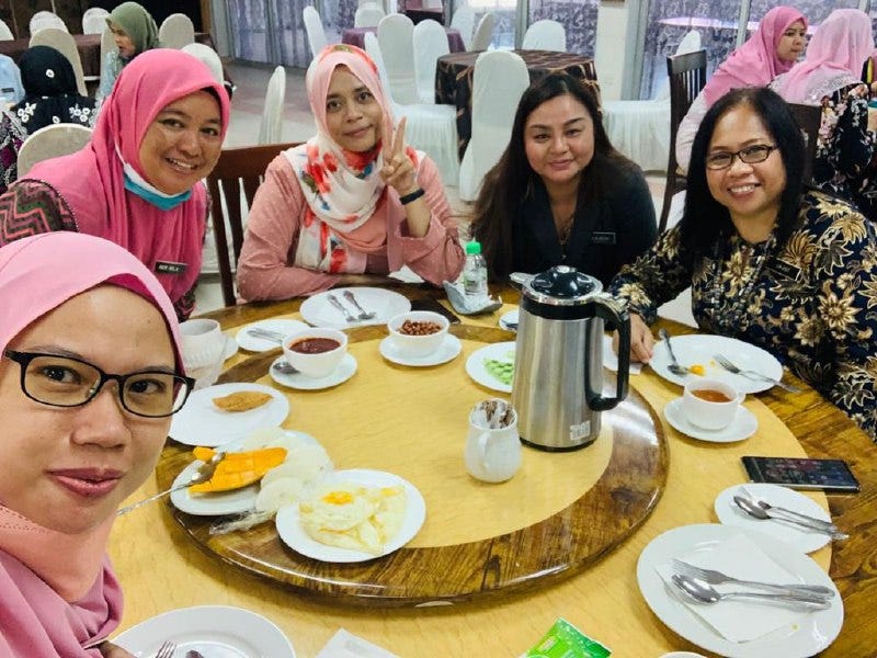 Aktiviti makan-makan semasa bengkel. - lin asit - Medium