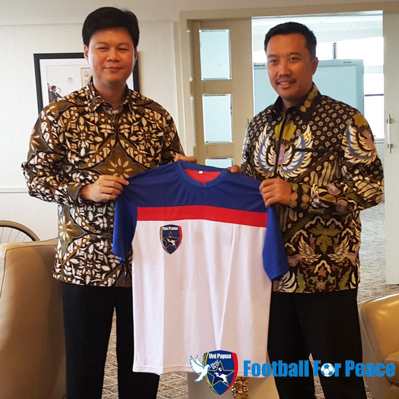 Perkumpulan Sepakbola Sosial UNI PAPUA yang diketuai Harry Widjaja, Manager Andi Hartono… | by ...