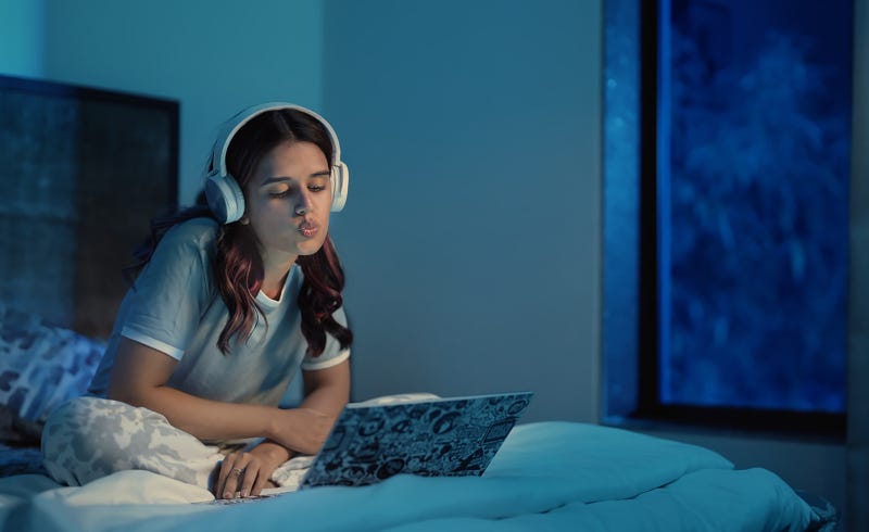 How to Maintain a Long-Distance Relationship: Tips, Challenges, and ...