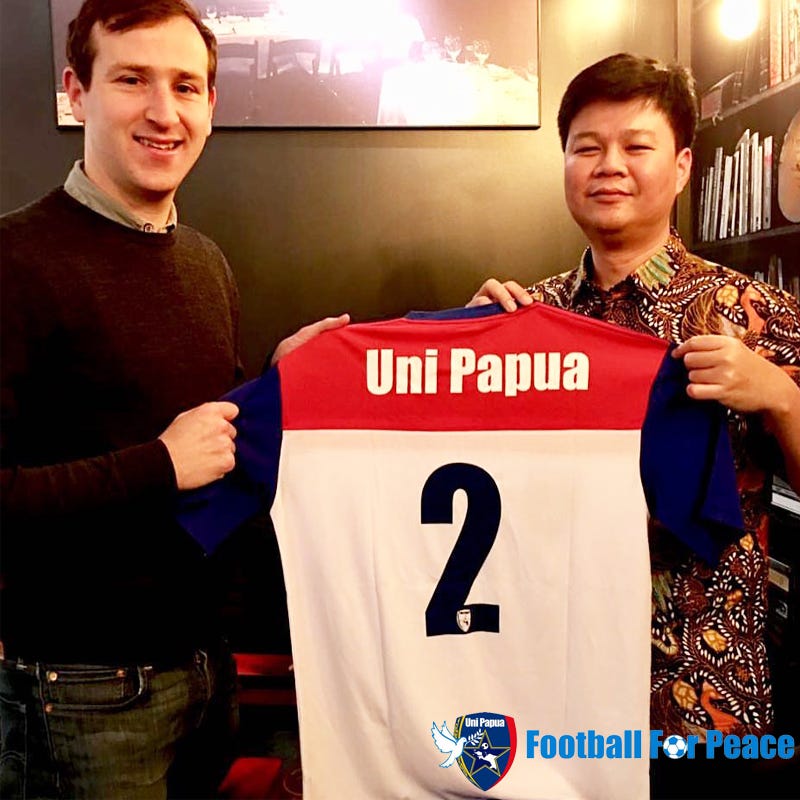 CEO Uni Papua Football Community Indonesia Bapak Harry Widjaja bersama ...