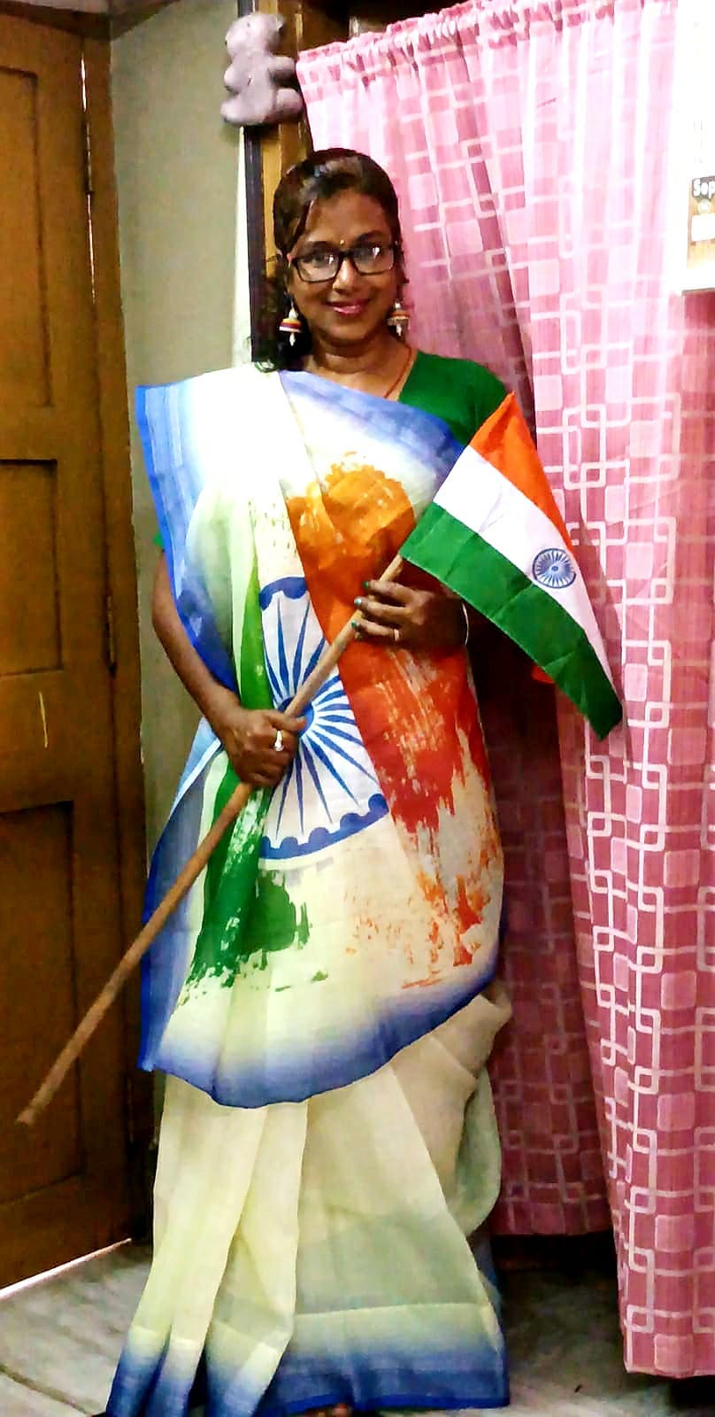 DR. RITU GUPTA SHARED A PICTURE HOLDING THE INDIAN FLAG USING # ...