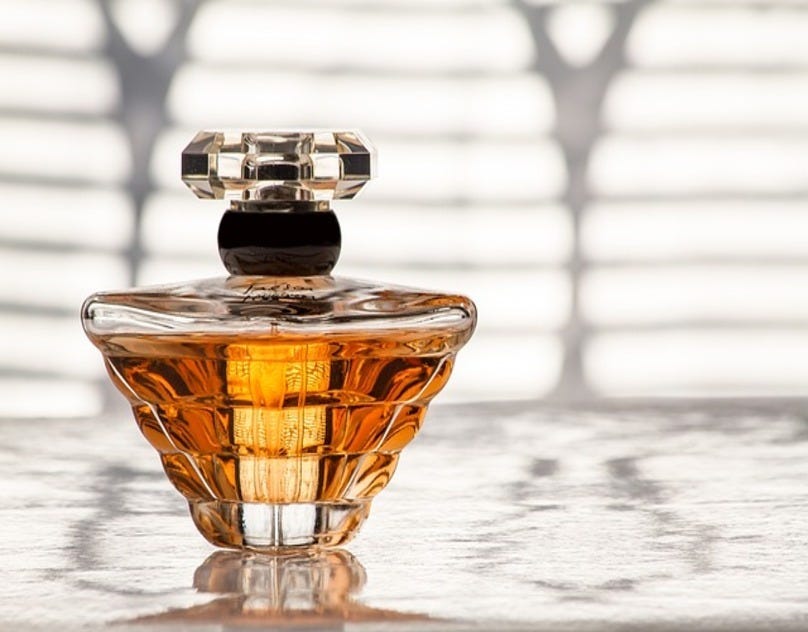 Best Rated Ariana Grande Perfume. Famous American pop singer and ...