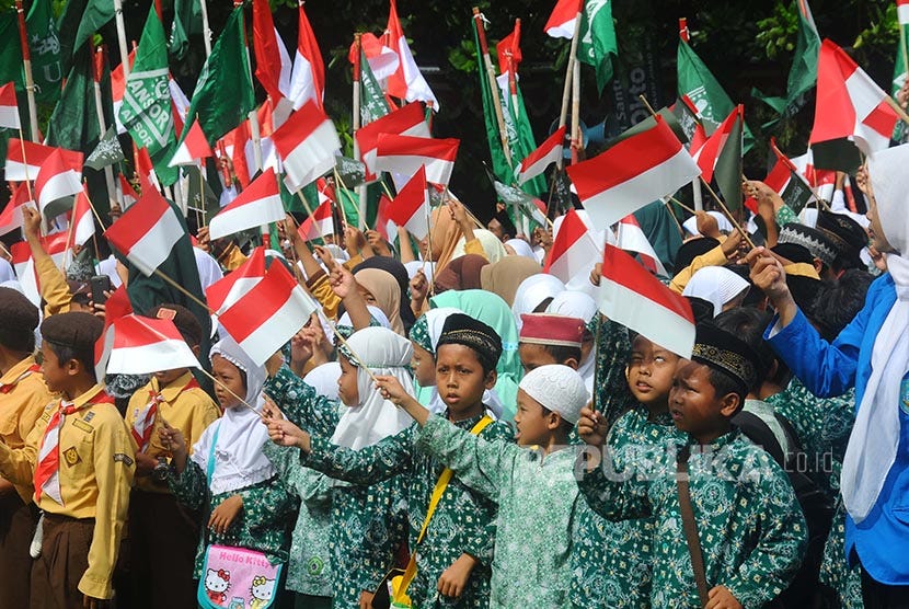 Eksistensi Kaum Sarungan: Bertahan ditengah Perubahan Zaman | by Fajar ...
