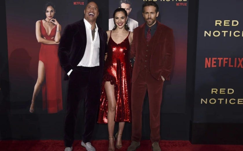 Fans abrazan Red Notice, cinta de los actores Gal Gadot, Dwayne Johnson y Ryan Reynolds | by ...
