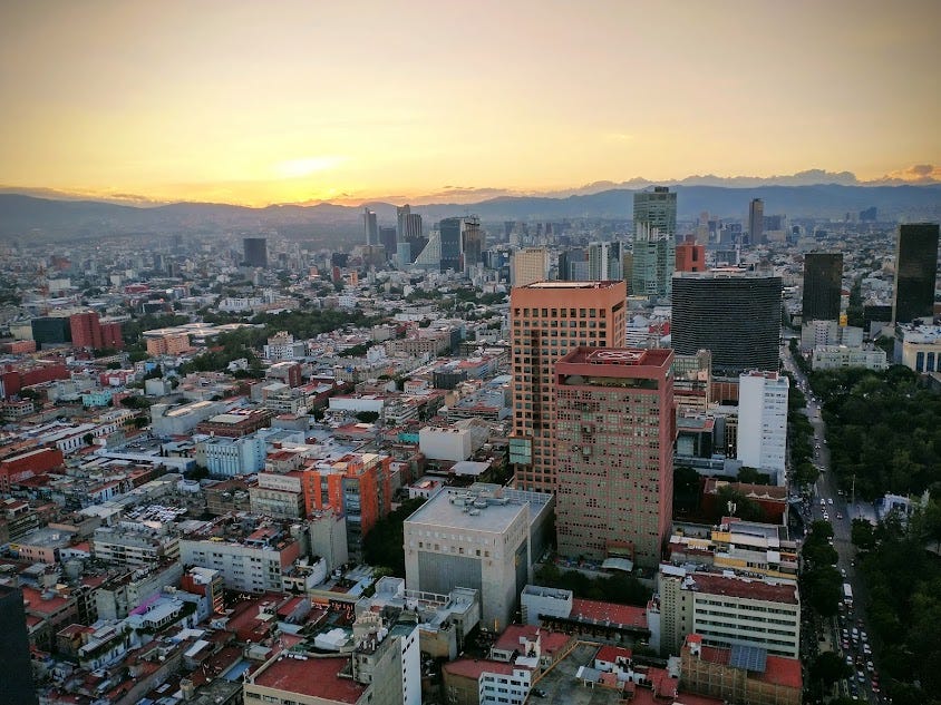 Paraje en la ciudad. (10/100). Caminaba, me dolían un poco los pies ...