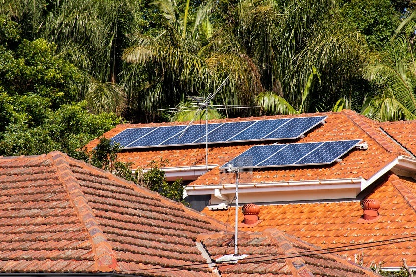 Solar Batteries: A Guide to Their Benefits and Advantages - Andrew Colley - Medium