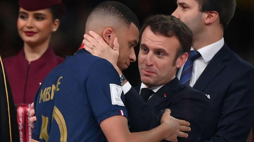 Emmanuel Macron console Kylian Mbappé : une relation entre admiration ...