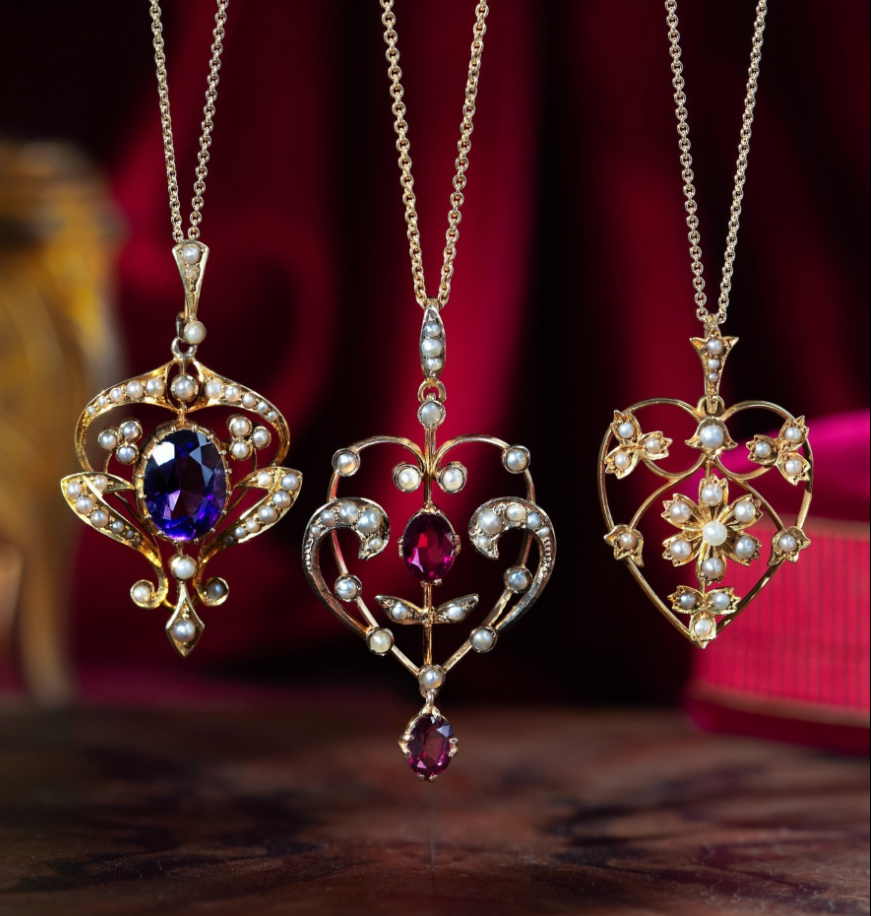 The Allure of Vintage and Antique Jewelry Pendants in Modern Fashion ...