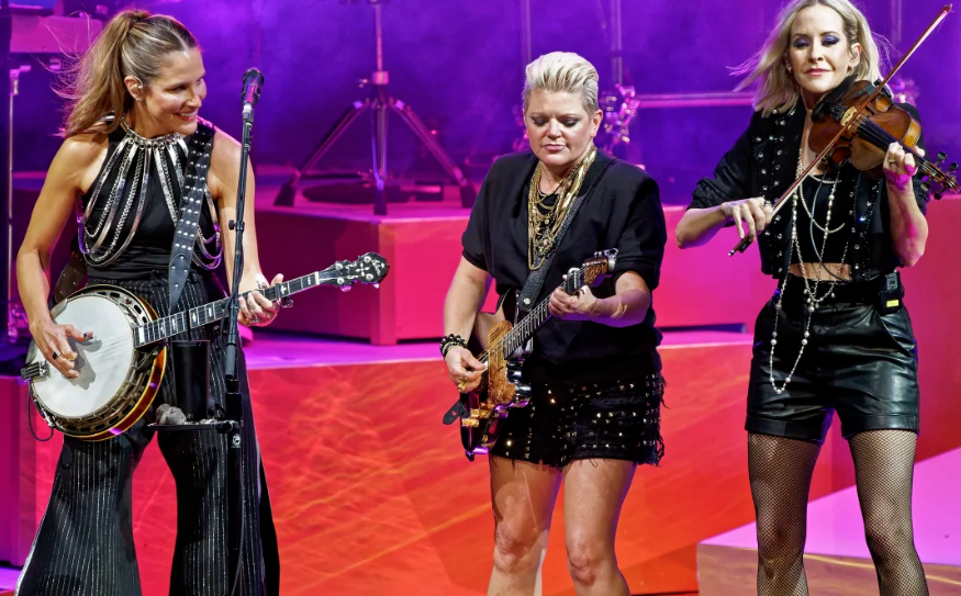 🎶 Remembering Laura Lynch, a founding light of The Chicks. 🕊️ Her ...