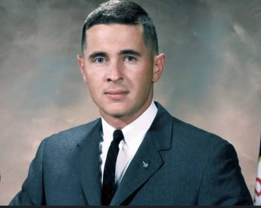 William Anders, Apollo 8 Astronaut Who Took 'Earthrise' Photo, Dies In ...