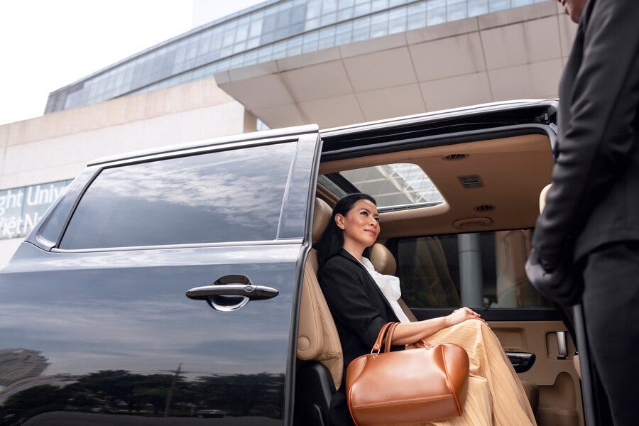 Choosing the Right Chauffeur Limo Service for Your Airport Transfer Needs | by Londonwheelslimo ...