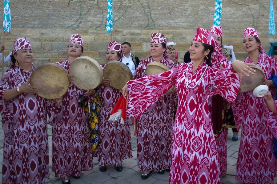 Abbigliamento Donne Uzbekistan. L’abbigliamento nazionale uzbeko è un ...