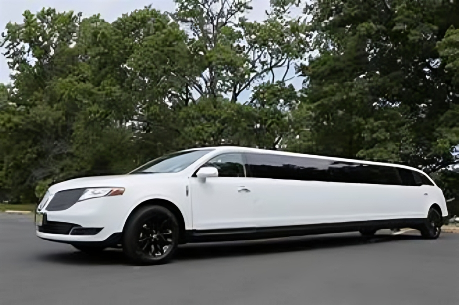 Exploring the Lincoln MKT Stretch Limo | by Fiskcarol | Medium