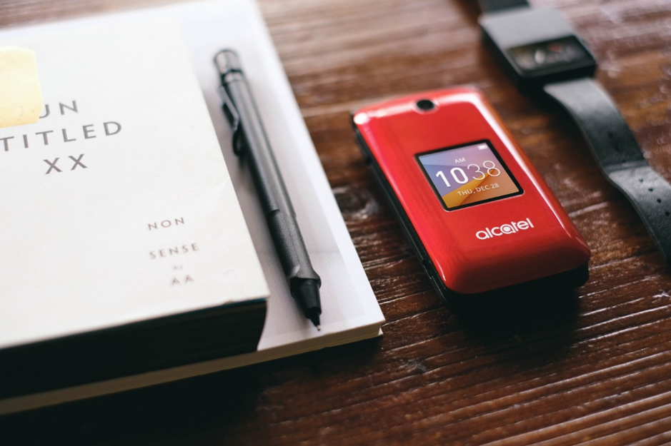 How KaiOS designers address information layering on smart feature ...