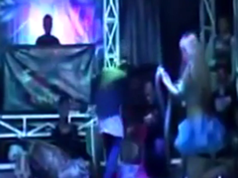 Pop singer bitten by cobra on stage, keeps singing for 45 minutes ...