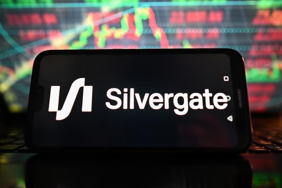 SILVERGATE被其所在的行业抛弃 Silvergate 最近遭遇了一波新的困难。该银行宣布面临资本短缺，未能按时向美国证券交易委员会提交年度报告。结果，该银行的股价在过去两天下跌了60 ...