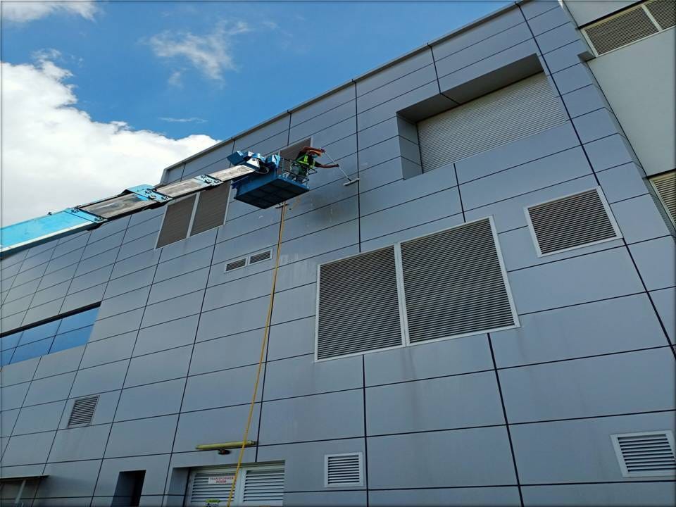 Are high-rise window cleanings dangerous? | by Megajadi | Medium