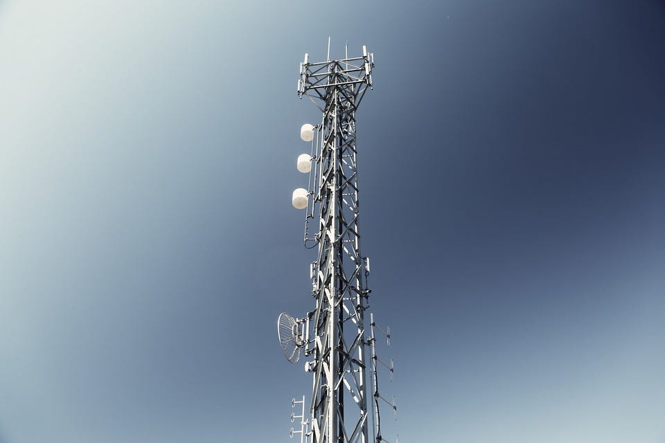 Tower Telekomunikasi, Jenis dan Perangkat Pendukungnya | by TeknoIOT ...
