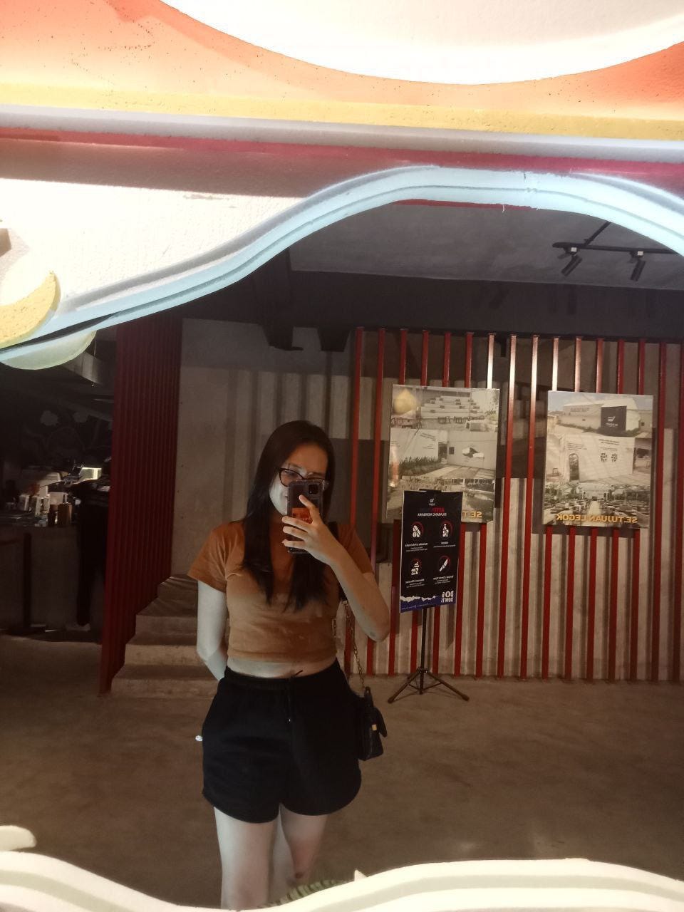 kacamata yoitzb lagi kocokin baju hitam - grupdeavip - Medium