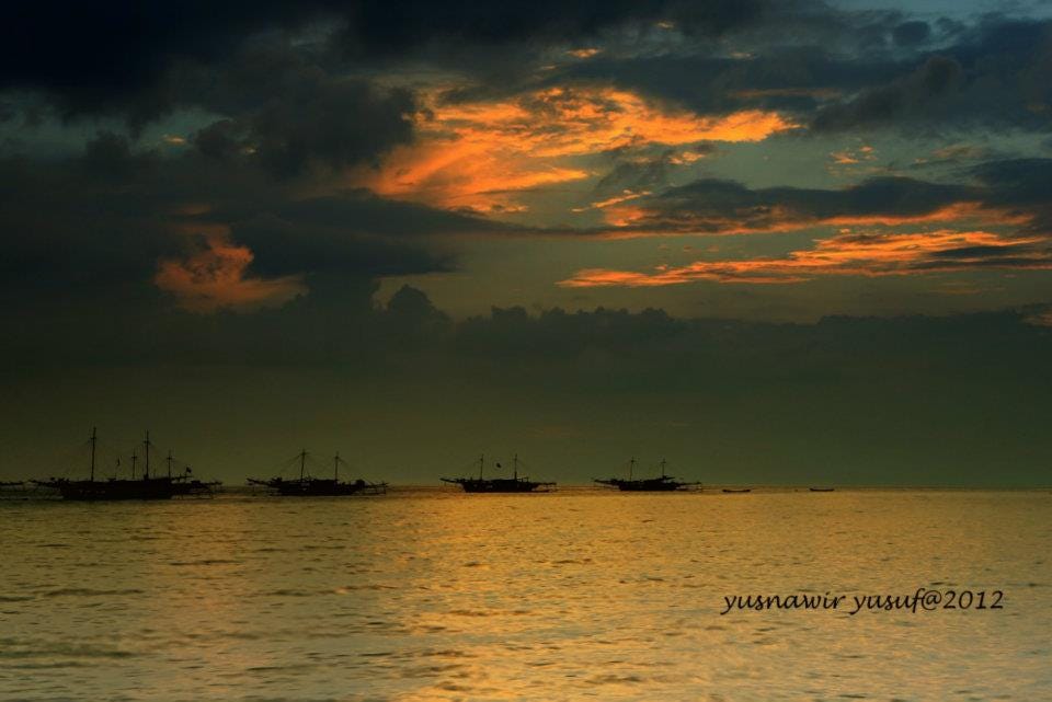 (Puisi) Pada Senja yang Termangu. Pada senja yang termangu | by Amril Taufik Gobel | Meja Sajak ...