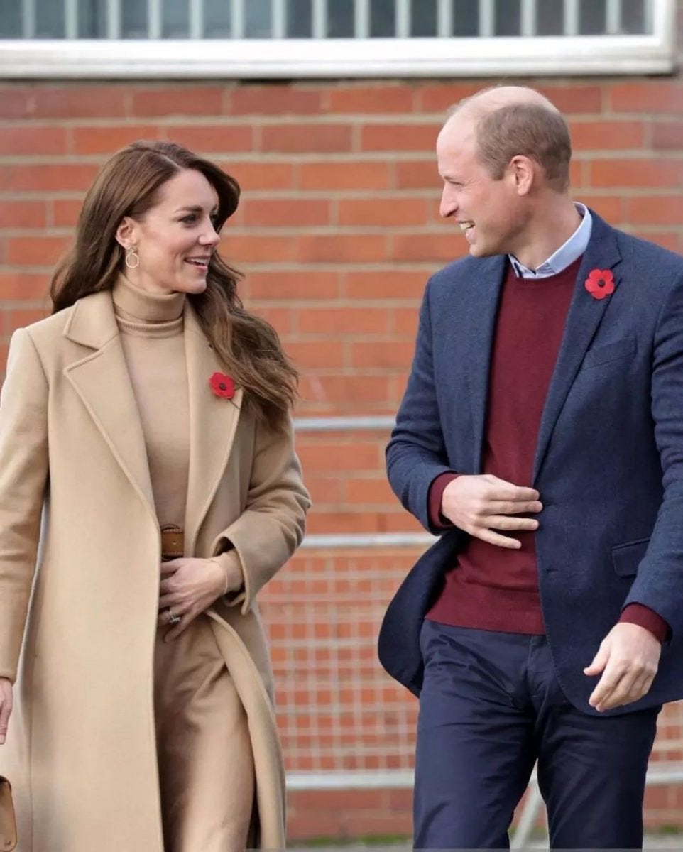 Kate Middleton flaunts a perfect fall look in the arms of Prince Harry ...
